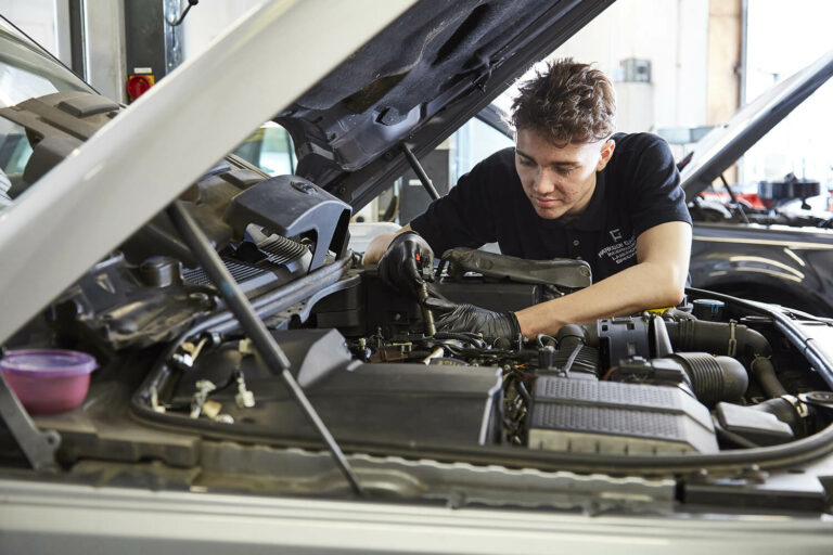 Homepage | Parkside Garages | Land Rover & Jaguar Specialist